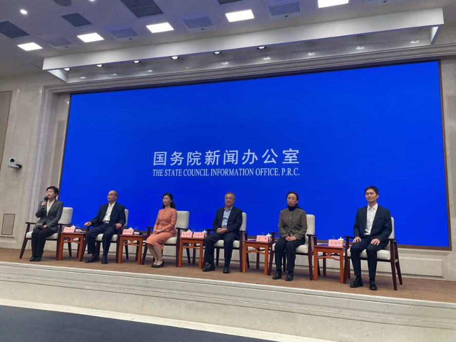 【封面新闻】 最美逆行者”吴德熙:在多米尼克打造 带不走的医疗队” 中山大学附属第一医院